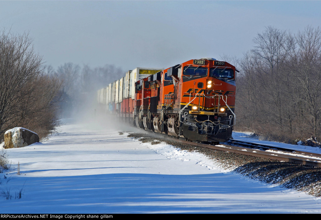 BNSF 7302 Heads EB Leaning into the curve.